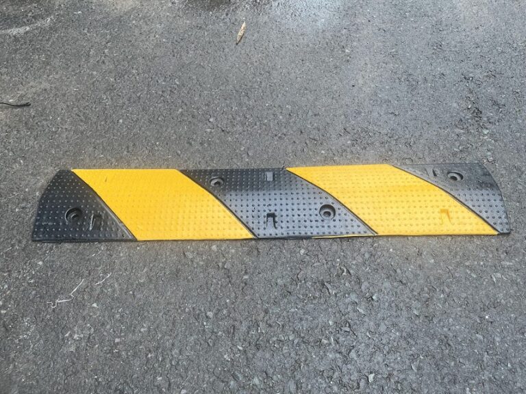 Gờ giảm tốc cao 2,5cm x 19 x 100cm (+/-5%) cao su vàng chéo - KBN giá rẻ